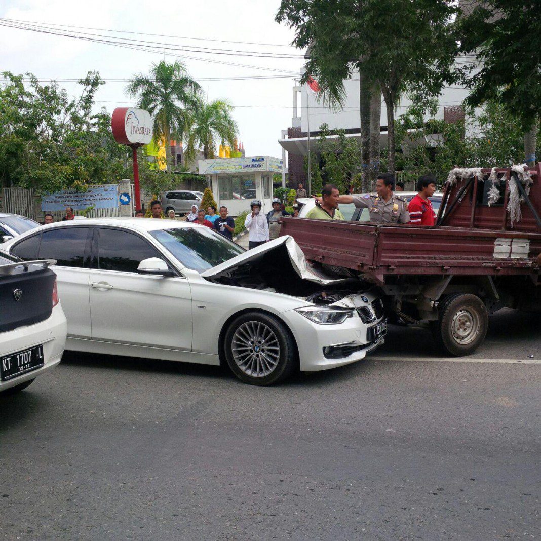 Tabrakan Beruntun di Balikpapan Baru - IniBalikpapan.Com