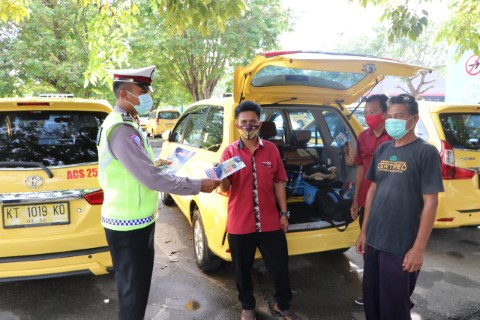Utamakan Tindakan Preemtif Pada Ops Zebra Mahakam 2020, Dit Lantas Polda Kaltim Bagikan Brosur ...