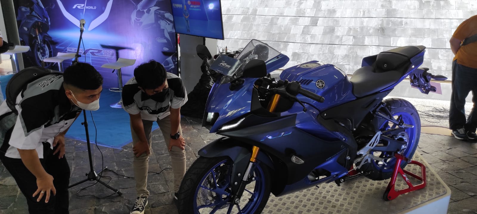 All New R15 Connected Hadirkan Desain Baru, Tampang Moge Harga ...