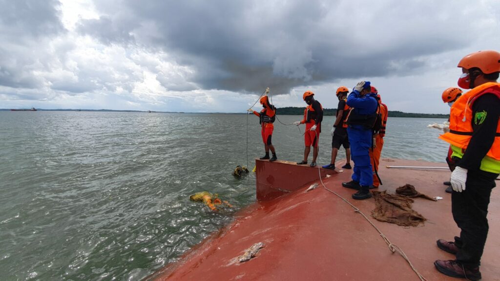 Laka Kapal di Teluk Adang, Evakuasi Jasad dari Dalam Kapal ...