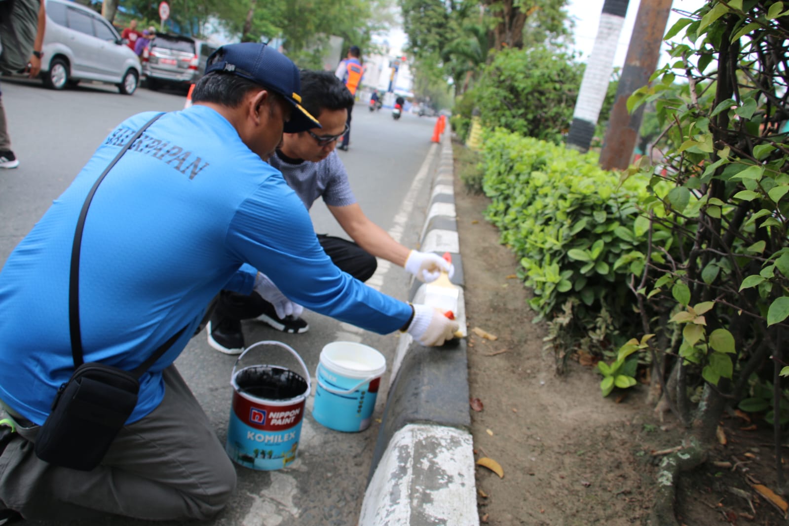 Wali Kota Balikpapan Rahmad Mas'ud Turun Ke Jalan, Cat Ulang Median - IniBalikpapan.Com