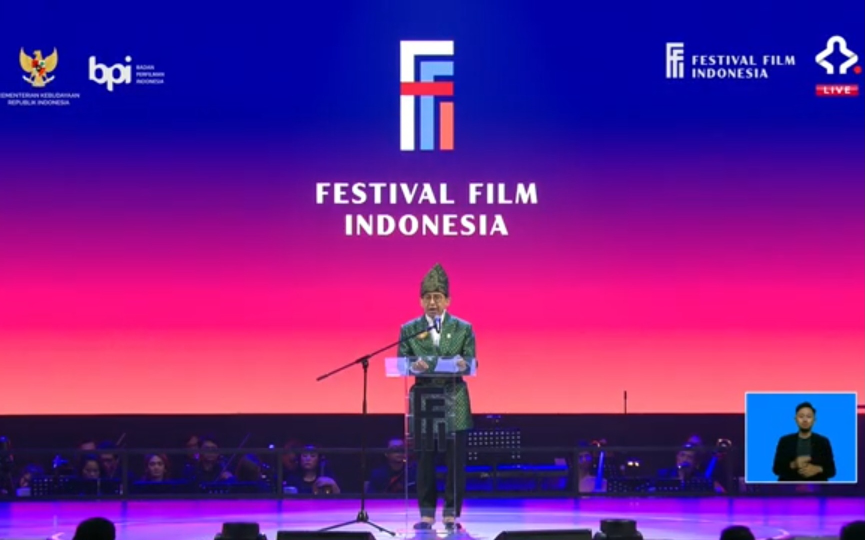 Daftar Lengkap Pemenang FFI 2024, 'Jatuh Cinta Seperti di Film-Film' Borong Penghargaan ...