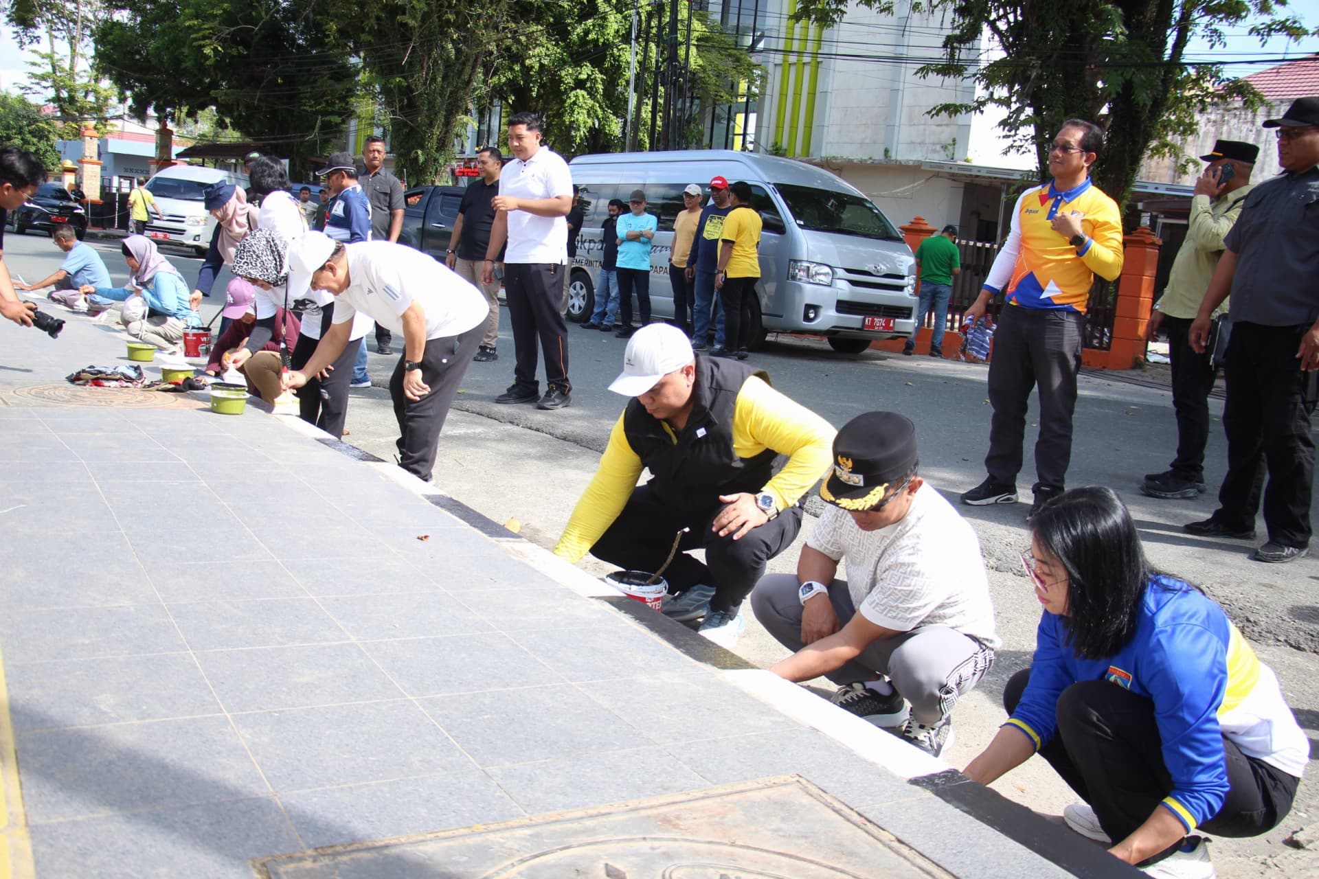 Sambut HUT Kota Balikpapan, Wali Kota Ikut Ngecat Median Jalan - IniBalikpapan.Com