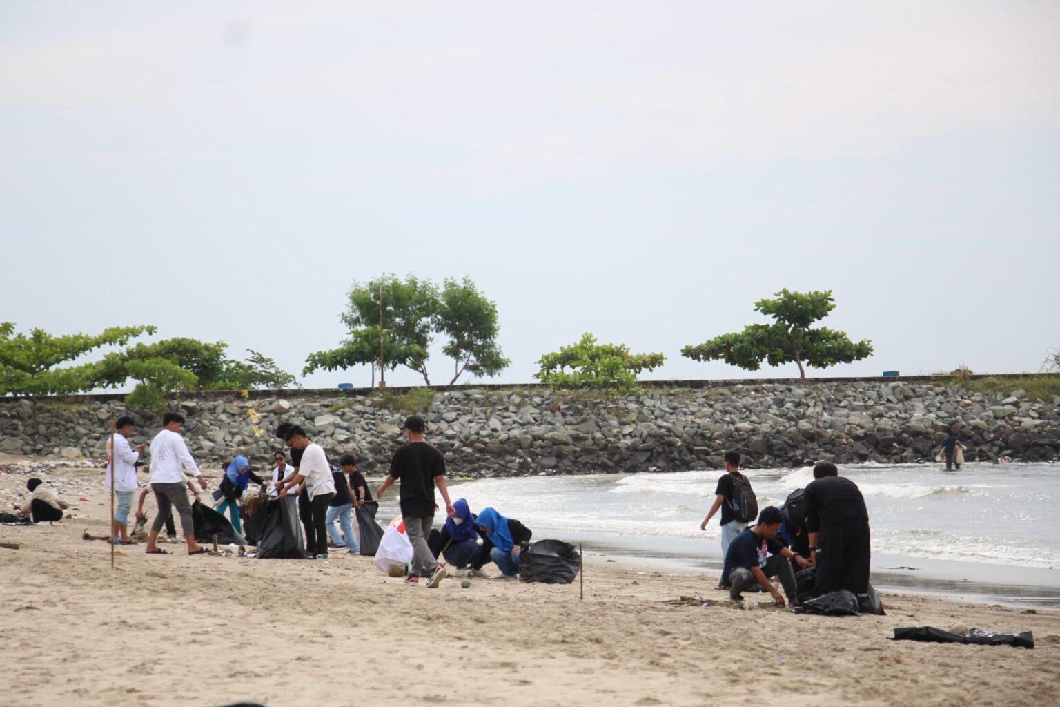 Sampah Kiriman Menumpuk, Warga Ramai-Ramai Bersihkan Pantai di ...